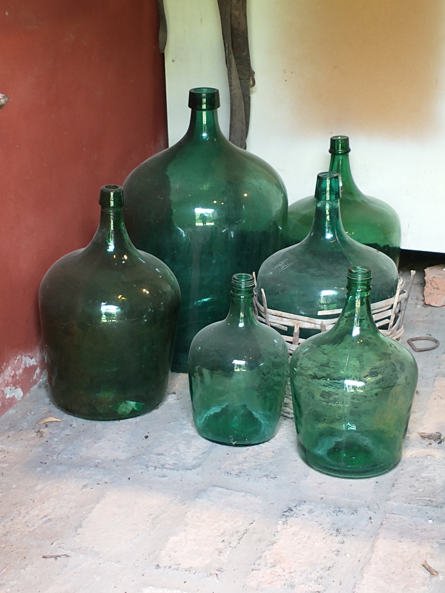 La damajuana, tradición criolla de la actividad vitivinícola – Vinos y ...